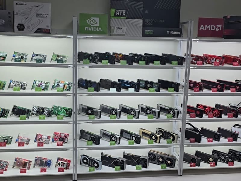 Любитель железа показал коллекцию видеокарт из флагманов AMD и NVIDIA — i2HARD